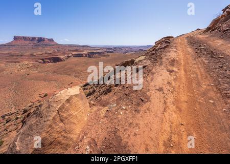 hiking the murphy trail loop in the island in the sky in canyonlands ...