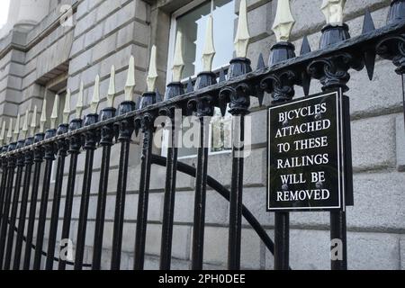 Bicycles attached to these railings will be removed sign Oxford England ...