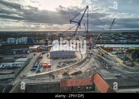 Matador 3 floating crane towers over Great Yarmouth port as it lifts ...