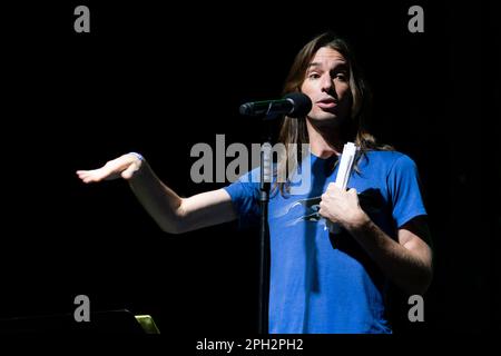 Daniel Rugg Webb performing Stand Up Comedy Stock Photo - Alamy