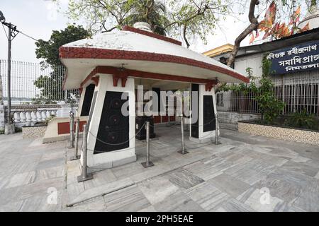 Samadhi Memorial of Rabindranath Tagore. Nimtala crematorium, Kolkata ...