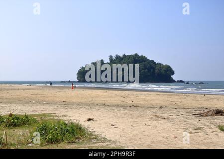 Dharmadam island and beach in Kannur, Kerala in India Stock Photo - Alamy