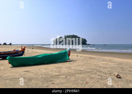 Dharmadam island and beach in Kannur, Kerala in India Stock Photo - Alamy