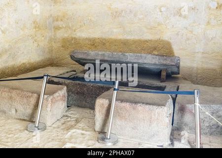 The sarcophagus inside the burial chamber of the Pyramid of Khafre at ...