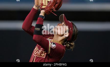 Florida State's Devyn Flaherty (9) makes a throw during an NCAA ...