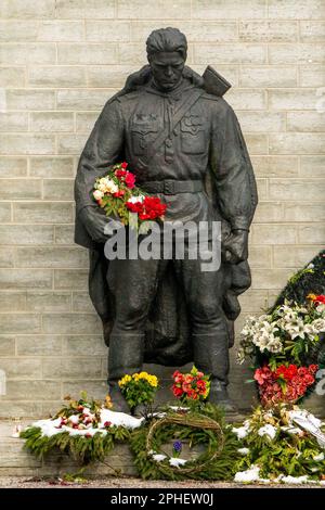 Tallinn, Estonia - 03/28/2023: Bronze Soldier monument on Military ...