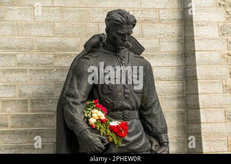 Tallinn, Estonia - 03/28/2023: Bronze Soldier monument on Military ...