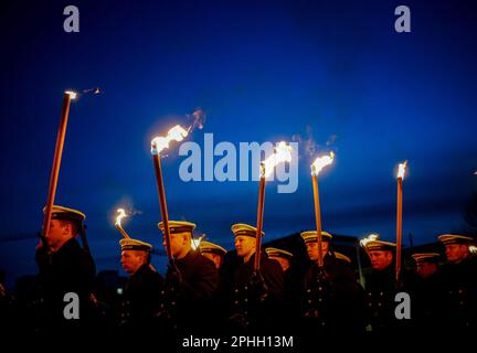 (dpa) - Soldiers of the German Bundeswehr with torches commemorate the ...