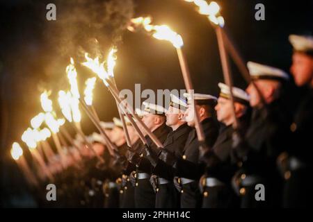 (dpa) - Soldiers of the German Bundeswehr with torches commemorate the ...
