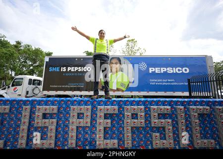 IMAGE DISTRIBUTED FOR PEPSICO BEVERAGES NORTH AMERICA – From left ...