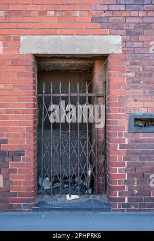 Liverpool dockland warehouse doorway Stock Photo - Alamy