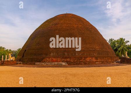 Sandagiri dagaba at Tissamaharama, Sri Lanka Stock Photo - Alamy