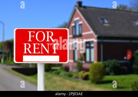 Sign with phrase FOR RENT and blurred view of beautiful house Stock ...
