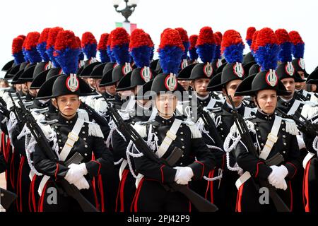 Solemn oath of the students in full uniform of the Carabinieri school ...