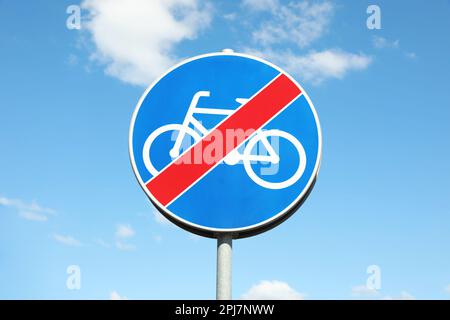 Traffic sign End Of Cycleway against blue sky Stock Photo - Alamy
