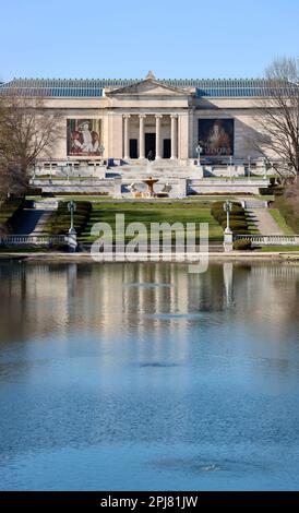 The older neoclassical part of Cleveland Museum of Art by Wade lagoon ...