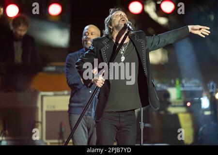 Country singer DARIUS RUCKER with CHRIS ROBINSON and the Black Crowes ...