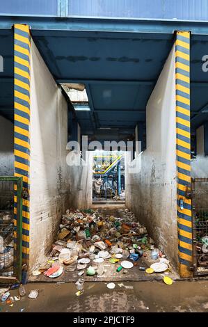 Accumulative hopper for plastic bottles, jars, disposable tableware ...