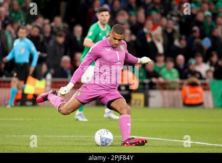 Republic of Ireland goalkeeper Gavin Bazunu (centre) during a training ...