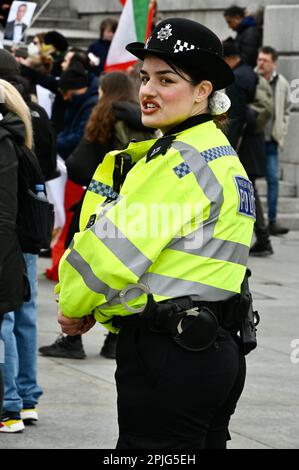 Female Metropolitan Police Officer, Trafalgar Square, London, UK Stock ...