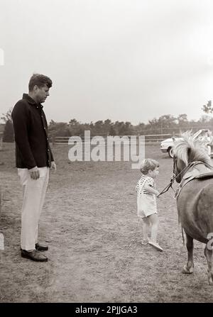 ST-C283-25-63 31 August 1963 Labor Day weekend at Hyannis Port: John F ...