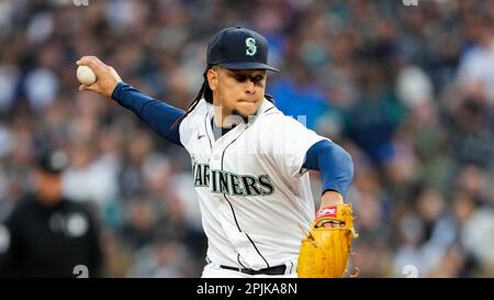 Seattle Mariners starting pitcher Luis Castillo (58) prepares to throw ...