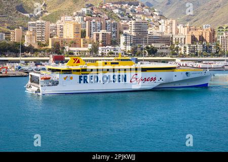 Fast trimaran passenger and vehicle ferry, Fred Olsen Express ...