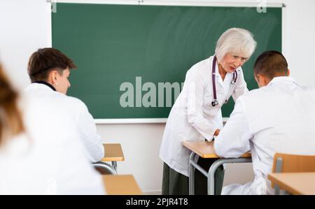 Professor reading lecture to group of medical students Stock Photo - Alamy
