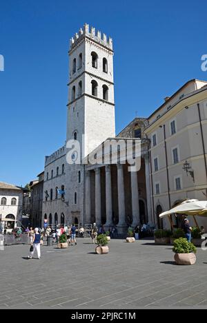 Temple of Minerva and Torre del Popolo in the historic center of Assisi ...