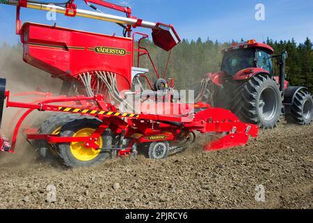 Case 225 Tractor CVX with seed drill Vaderstad Rapid A 600S, seed drill ...