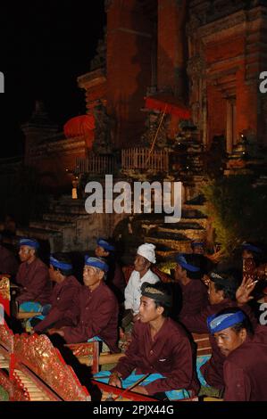 Typical Gamelan dance at temple Pura Taman Ayun in Mengwi, Bali Stock ...