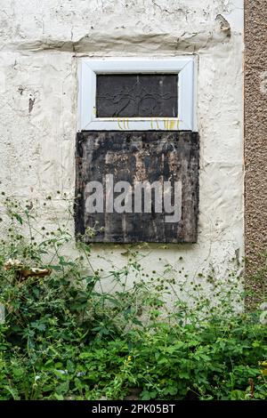 Blocked window of business premises Stock Photo - Alamy