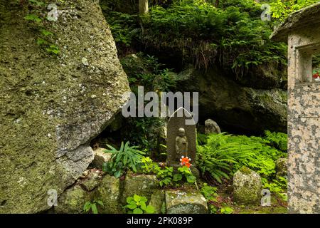 Risshakuji Temple, Yamadera temples, stone carvings "Midadou shrine ...
