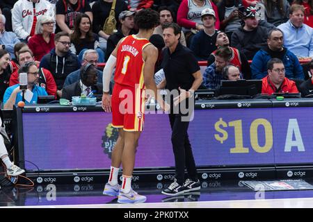 Atlanta Hawks head coach Quinn Snyder talks with Atlanta Hawks guard ...