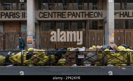 Accumulation of trash piles in Paris during the French garbage strikes ...