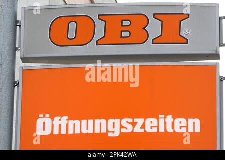 Symbolfoto, Heimwerkermarkt, OBI, logo, *** Symbol photo, DIY store ...