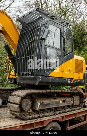 Digger on back of lorry waiting to be unloaded Stock Photo - Alamy