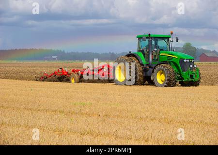 John Deere 7720 tractor with Vaderstad NZ-Aggressive-800 harrows ...