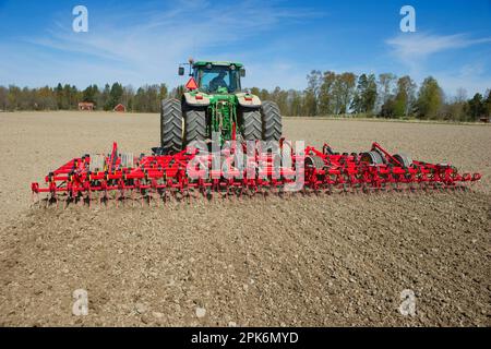 John Deere 7720 tractor with Vaderstad NZ-Aggressive-800 harrows ...