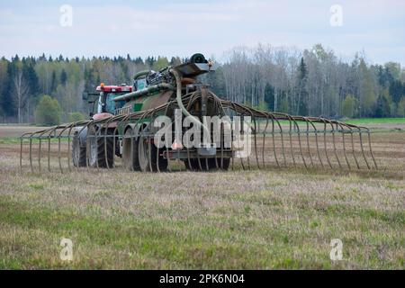 Case 225 Tractor with Samson vacuum slurry tanker and slurry injector ...