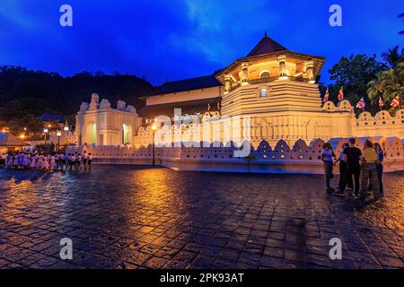 Tooth temple in Kandy on Sri Lanka. buddhist sanctuary Stock Photo - Alamy