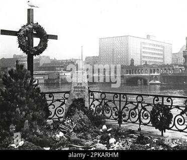 Contemporary history Germany, Berlin around 1962 after the wall was ...