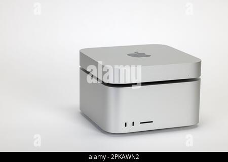 Apple Mac mini M1 and Mac Studio M1 Max, size comparison, white ...