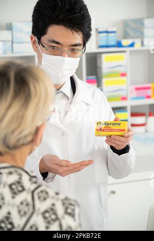 Explanation of a pharmacist on a drug (Doliprane) to a client Stock ...