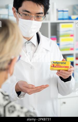 Explanation of a pharmacist on a drug (Doliprane) to a client Stock ...