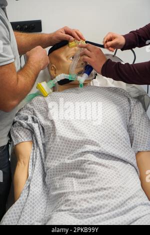 Nurses and emergency nurses undergo training at School of Medicine on ...