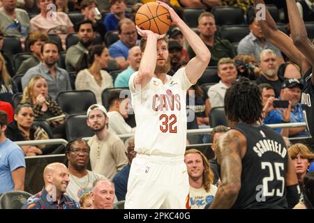 Cleveland Cavaliers forward Dean Wade (32) reacts after missing a shot ...
