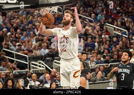 Cleveland Cavaliers forward Dean Wade, left, defends against Miami Heat ...
