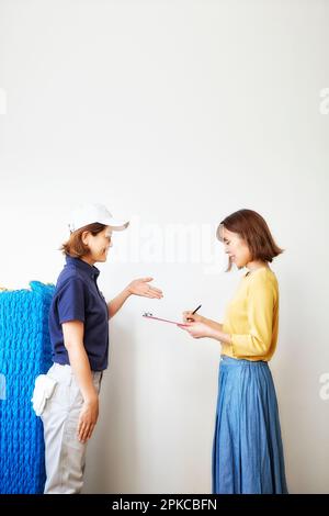 Moving company staff and customer Stock Photo - Alamy