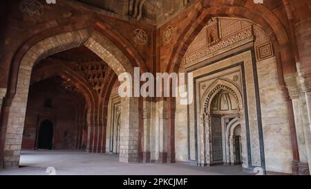 The Beautiful Interior and Architecture of Qila-I-Kuhna Mosque of ...